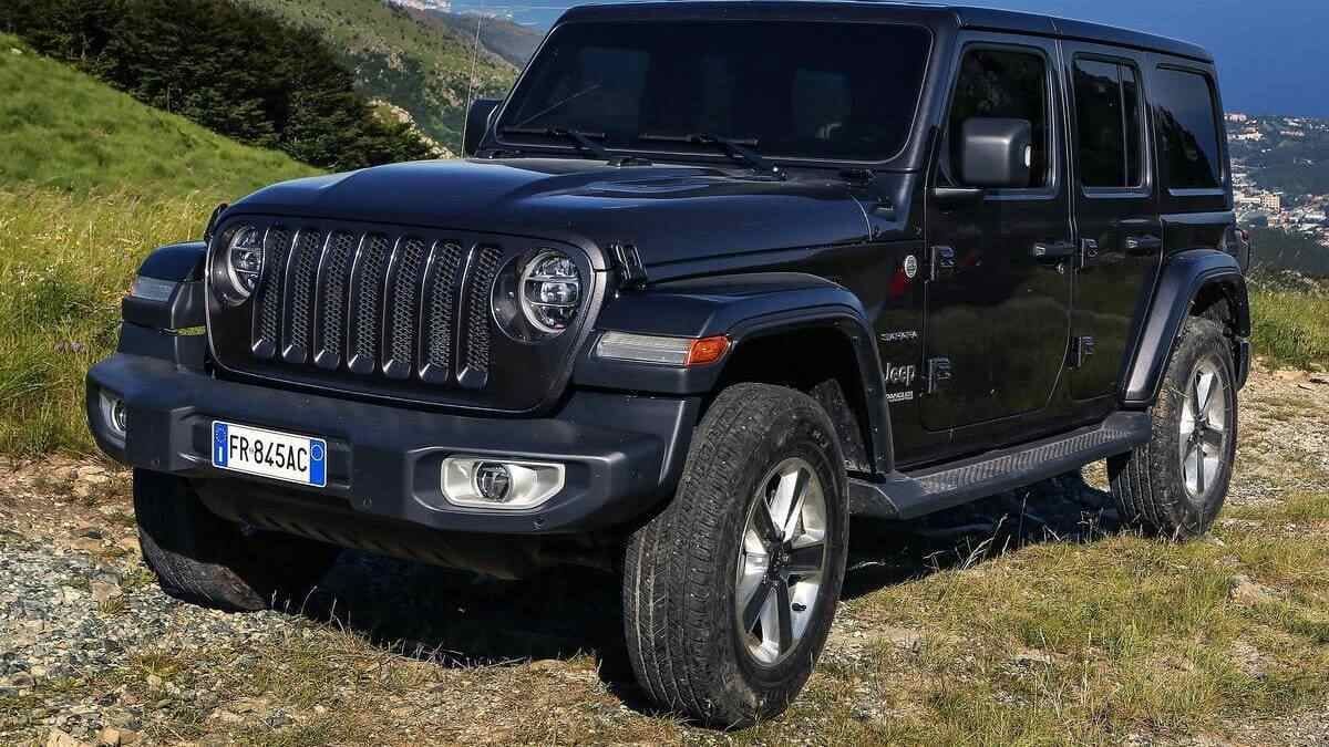 Mahindra Thar vs Jeep Wrangler: Detailed Comparison - Spinny