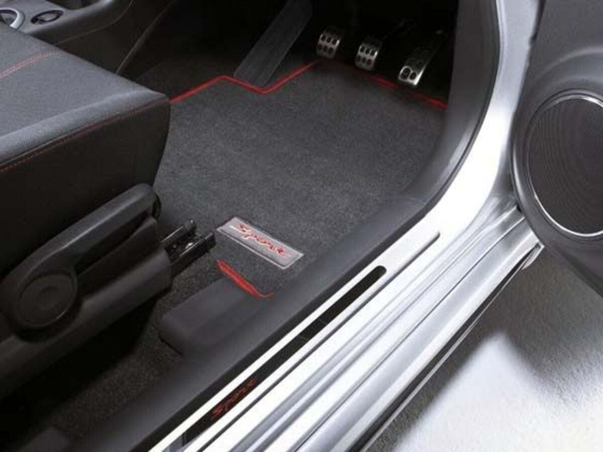 10 Tricks to Keep your Car Interiors Clean & Fresh